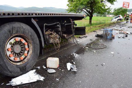 Vážna nehoda na R1: Kamión sa zrazil s autom, štyria…
