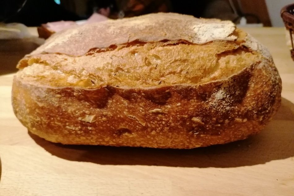 Dôchodca chodil s chlebom po dedine a tvrdil, že je v…